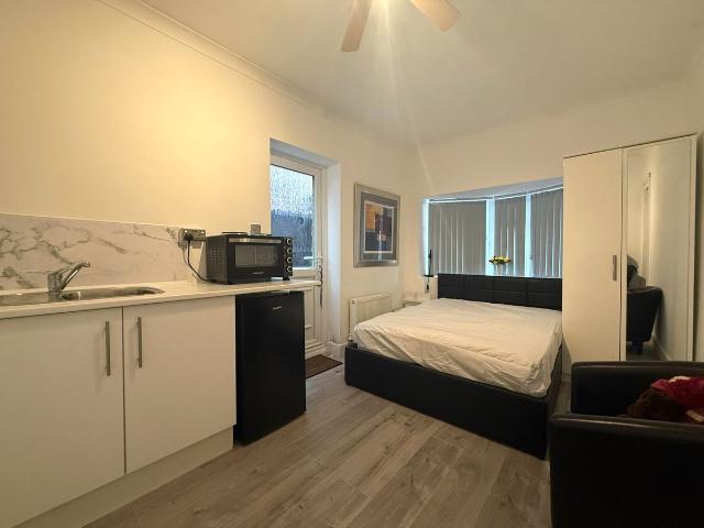 Seymour Gardens, Feltham TW13, Studio to rent, £900 pcm | PrimeLocation