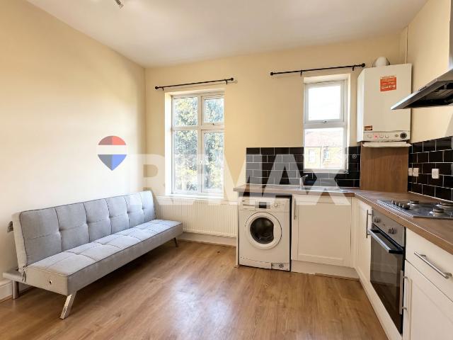 Seymour Gardens, Ilford IG1, 1 bed flat to rent, £1,400 pcm | PrimeLocation