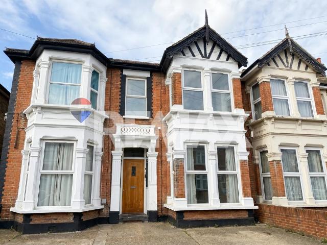 Seymour Gardens, Ilford IG1 1 bed flat to rent £1,275 pcm £294 pw