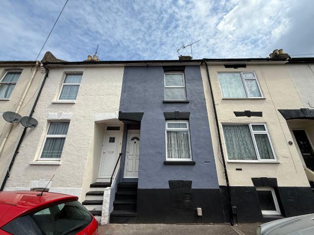 Seymour Road, Chatham ME5, 2 bed property to rent, £1,300 pcm | PrimeLocation
