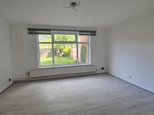Skarnings Ct, Waltham Abbey EN9 3 bed flat to rent £2,200 pcm £508 pw
