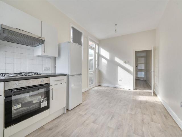 Sketty Road, Enfield EN1, 2 bed flat to rent, £1,500 pcm | PrimeLocation