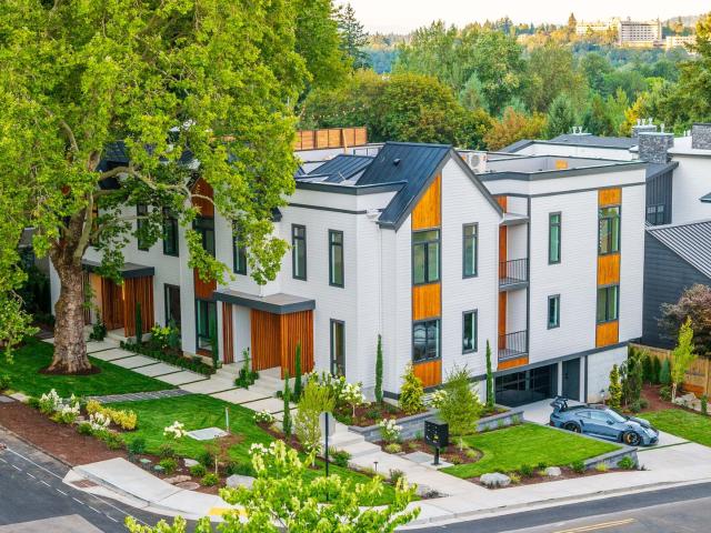 Skyview Townhome: Luxury Living in Lake Oswego's Premier First Addition Neighborhood