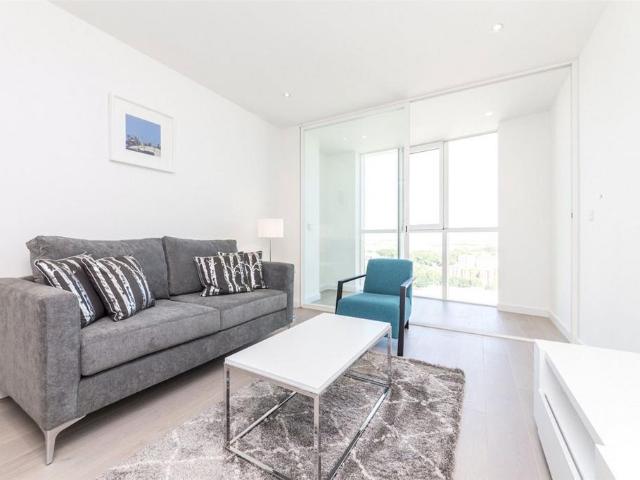 Sky Gardens, London SW8 1 bed flat to rent £2,500 pcm £577 pw