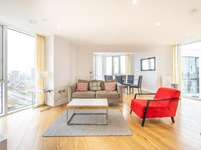 Sky View Tower, Stratford, London, E15 3 bed flat to rent £2,600 pcm £600 pw