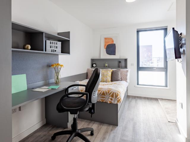 Sky View Studio at The Oldway. Studio to rent £1,040 pcm £240 pw