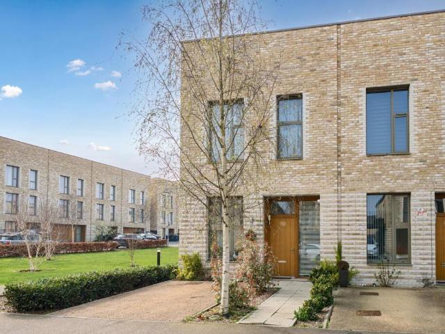 Skye Lane, Edgware HA8 3 bed house to rent £3,200 pcm £738 pw