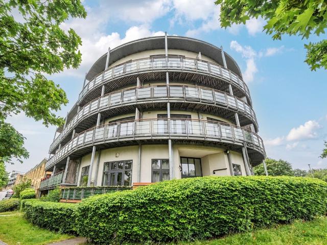 Skylark Avenue, Greenhithe DA9, 2 bed flat to rent, £1,600 pcm | PrimeLocation