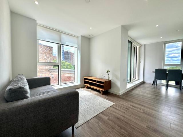 Skylark Point, 48 Newnton Close. 1 bed flat to rent £2,150 pcm £496 pw