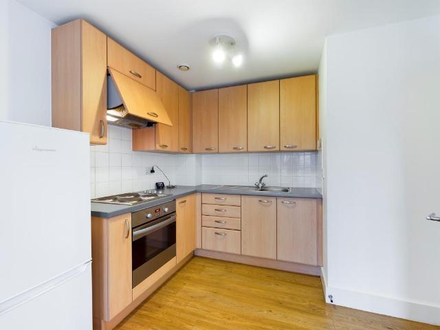 Skyline Plaza, Alencon Link. 1 bed flat to rent £1,000 pcm £231 pw
