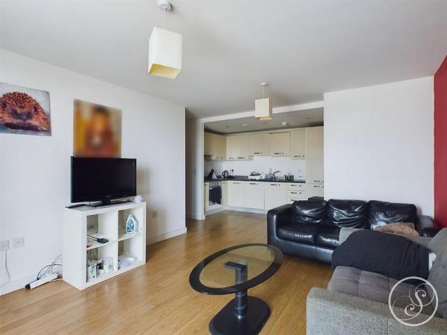Skyline, St Peters Square, Leeds 2 bed flat to rent £1,050 pcm £242 pw