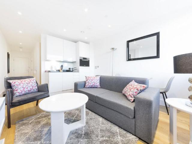 Skyline, Slough SL1 Studio to rent £1,050 pcm £242 pw