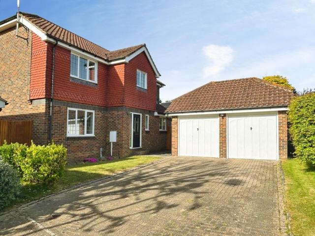 Shottermill Horsham RH12 4 bed detached house to rent £3,000 pcm £692 pw