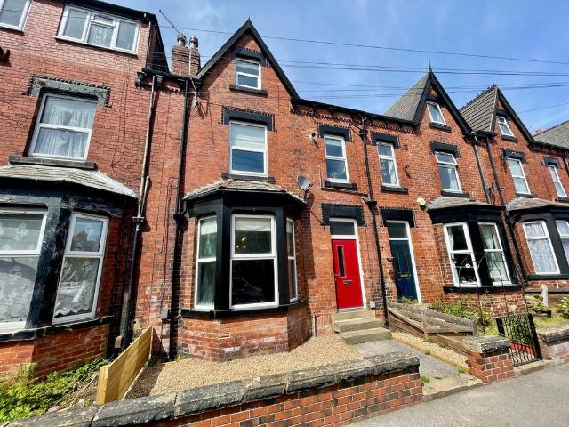 Sholebroke Mount, Leeds, West. 2 bed flat to rent £1,095 pcm £253 pw