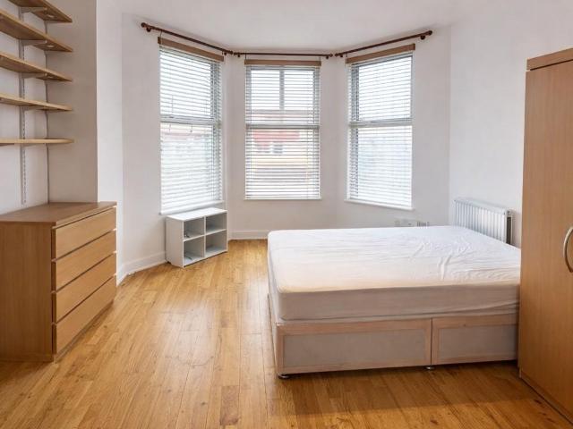 Shoot Up Hill, Kilburn NW2 Studio to rent £1,278 pcm £295 pw