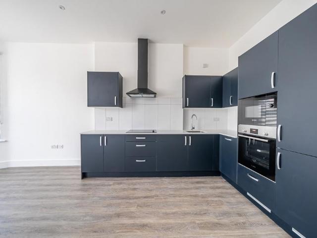 Shoot Up Hill Kilburn NW2 2 bed flat to rent £2,500 pcm £577 pw
