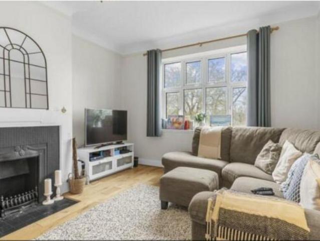 Shoot Up Hill, London, NW2 3 bed apartment to rent £2,800 pcm £646 pw