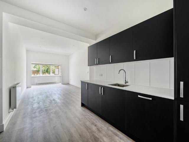 Shoot Up Hill London NW2 2 bed flat to rent £2,850 pcm £658 pw