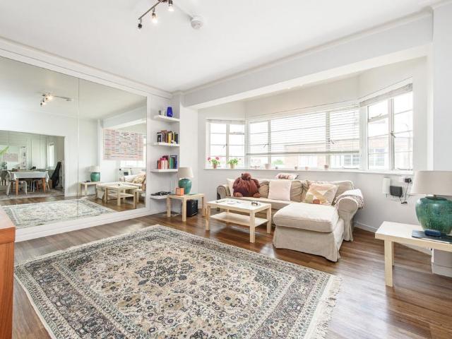Shoot Up Hill, West Hampstead. 3 bed flat to rent £3,000 pcm £692 pw