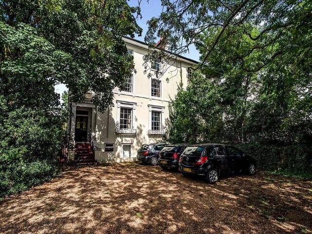 Shooters Hill Road, London SE3 2 bed flat to rent £2,200 pcm £508 pw