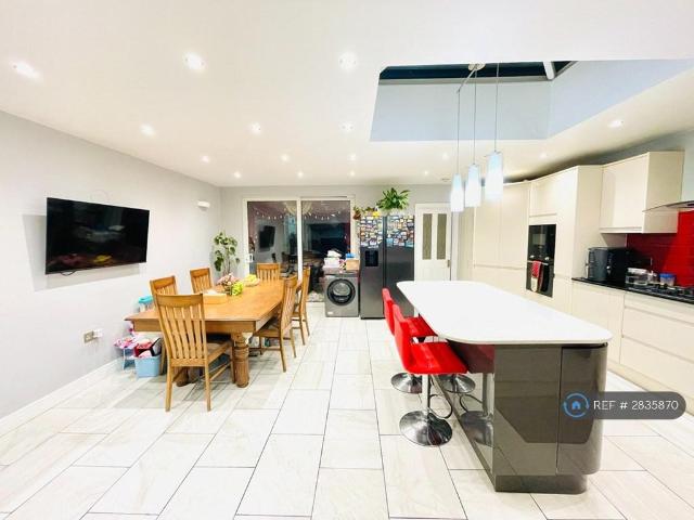 Shooters Hill Road, London, SE18 5 bed semi detached house to rent £4,500 pcm £1,038 pw