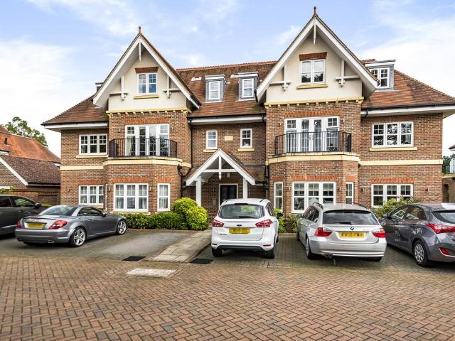 Shoppenhangers Road, MAIDENHEAD 2 bed apartment to rent £1,900 pcm £438 pw