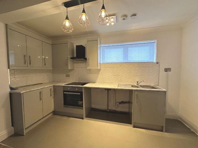 Shopping Precinct, Pontefract WF7, 3 bed flat to rent, £875 pcm | PrimeLocation