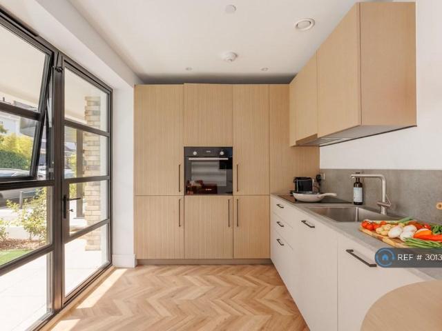 Shore Walk, Bournemouth, BH4 2 bed flat to rent £2,250 pcm £519 pw