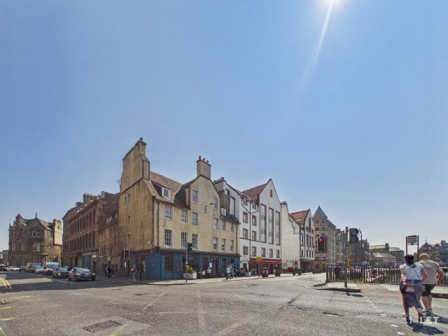Shore, Leith, Edinburgh, EH6 2 bed flat to rent £1,295 pcm £299 pw