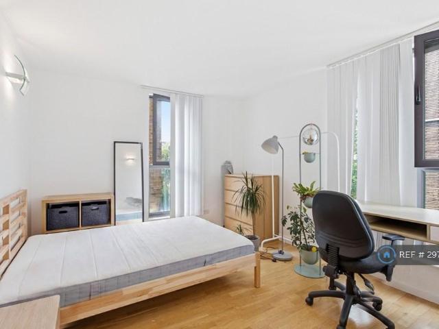 Shoreditch High Street, London, E1 3 bed flat to rent £3,600 pcm £831 pw