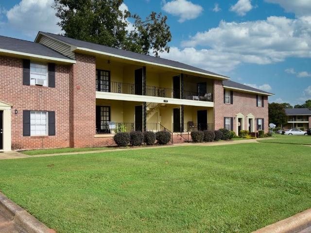 Shoreham Apartments 2 Bedroom Apartment for Rent at 2001 Dawson Rd, Albany, GA 31707