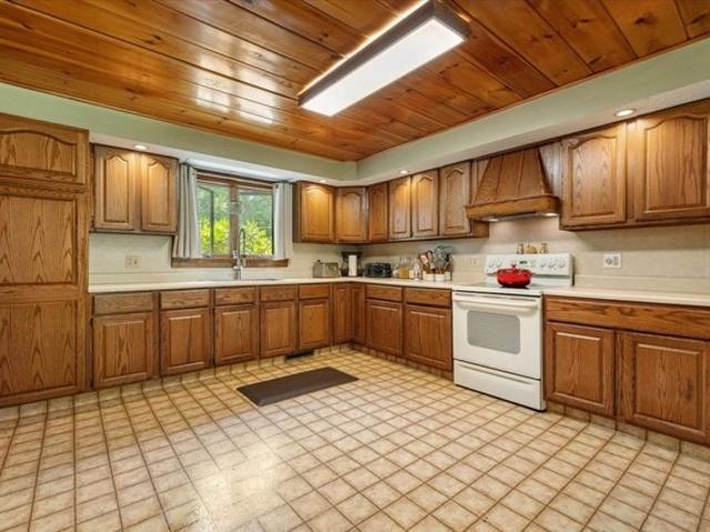 Shoreline Dr, West Brookfield, Home For Sale