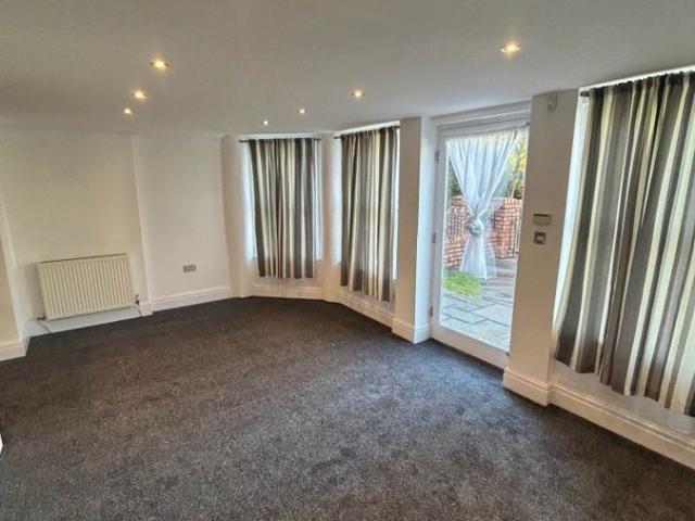 Shorewood, Southport PR9, 2 bed flat to rent, £1,195 pcm | PrimeLocation