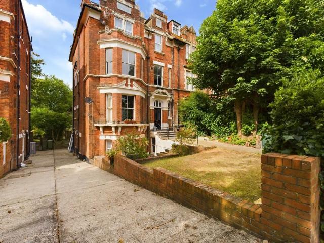 Shorncliffe Road, Folkestone 2 bed apartment to rent £1,275 pcm £294 pw