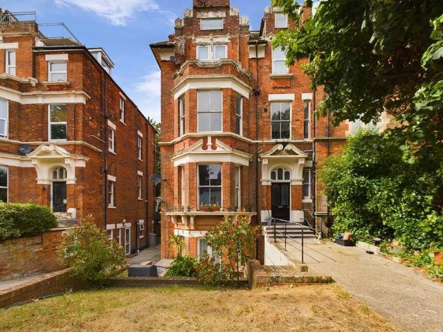 Shorncliffe Road, Folkestone 2 bed apartment to rent £1,275 pcm £294 pw