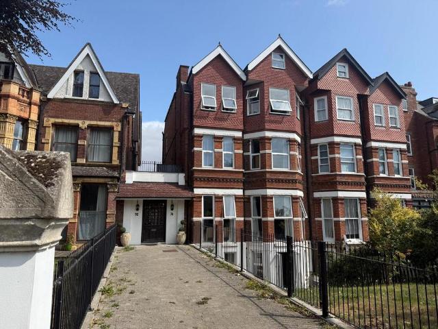 Shorncliffe Road, Folkestone CT20 2 bed apartment to rent £1,695 pcm £391 pw