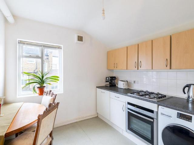 Shorrolds Road, Fulham, London, SW6 1 bed flat to rent £2,700 pcm £623 pw