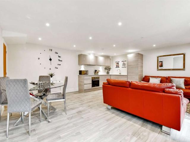 SHORT TERM: A beautifully furnished two bedroom terraced home within close proximity of Marlow High Street. All bills included