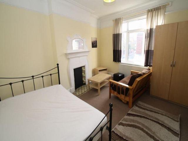 SHORT TERM bedsit own kitchen all inc,refurb'd