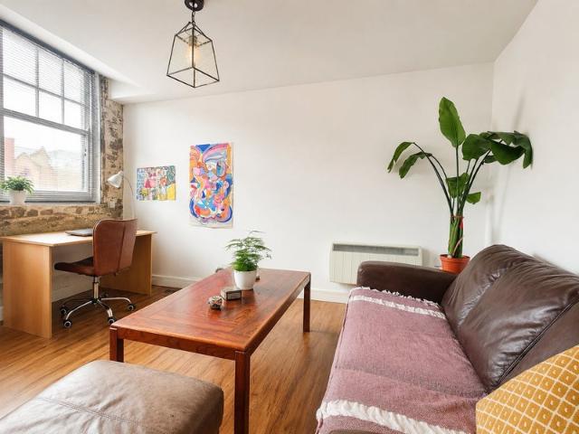 Short Term Let: Spacious Studio in the Heart of Jq