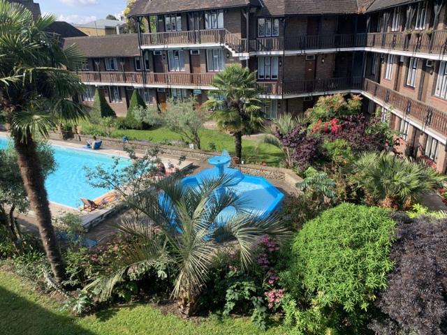 Short term studio let with swimming pool