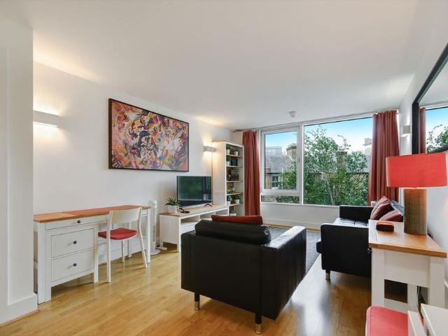 SHORT LET 1 bedroom apartment moments from Borough Market and London Bridge