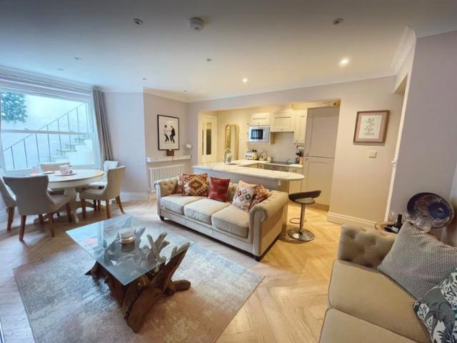 SHORT LET: 2 bed 2 bath garden flat in West Ken