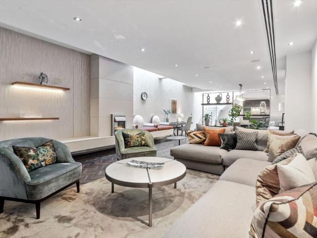 SHORT LET* A 4 bedroom apartment to rent on Cheval Place, SW7