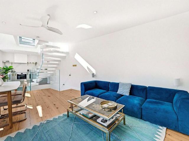 SHORT LET A traditional brand newly refurbished two bedroom mews house featuring layers of glass channelling light throughout