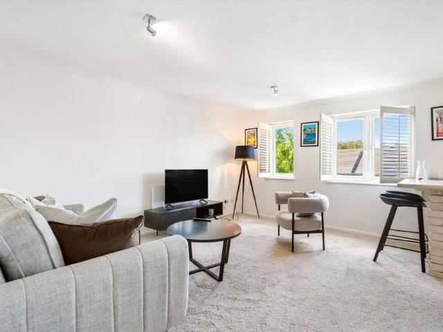 SHORT LET: A beautifully presented one bedroom apartment set on the third floor of a well maintained development in the heart of Twickenham