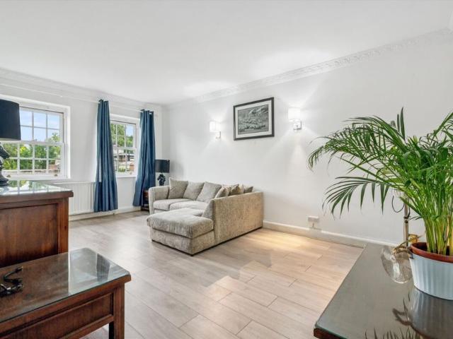 SHORT LET A bright and spacious two bedroom apartment, ideal location for Wimbledon Tennis, situated next to Wimbledon Common, SW19