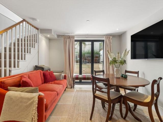 SHORT LET: A charming 3 bed period townhouse with air conditioning on one of Kensington / Notting Hills most sought after streets