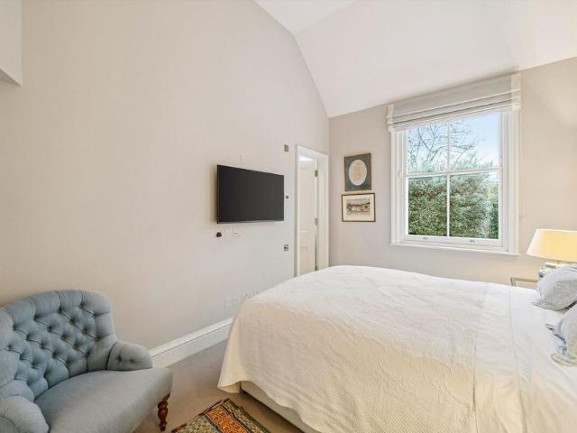 SHORT LET* A charming thee bedroom mews house on Lennox Gardens Mews, SW1X