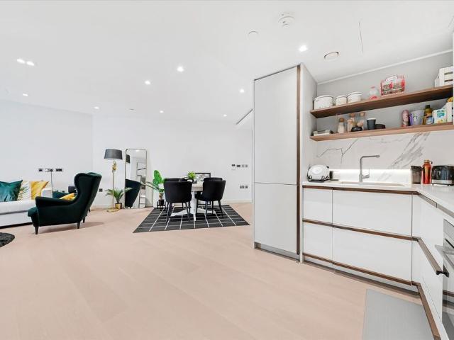 SHORT LET* A contemporary apartment with access to state of the art facilities including residents gym and swimming pool